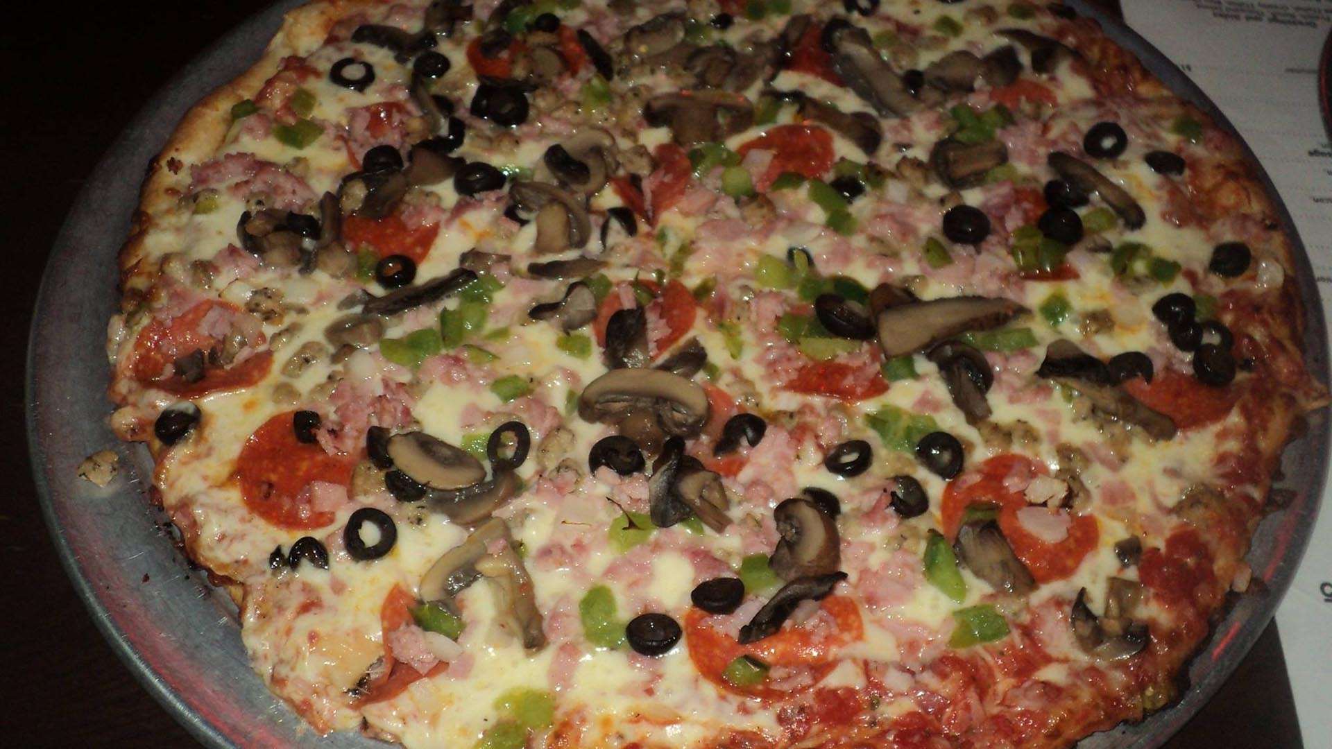 Hoops Pub and Pizza | Enjoy Illinois