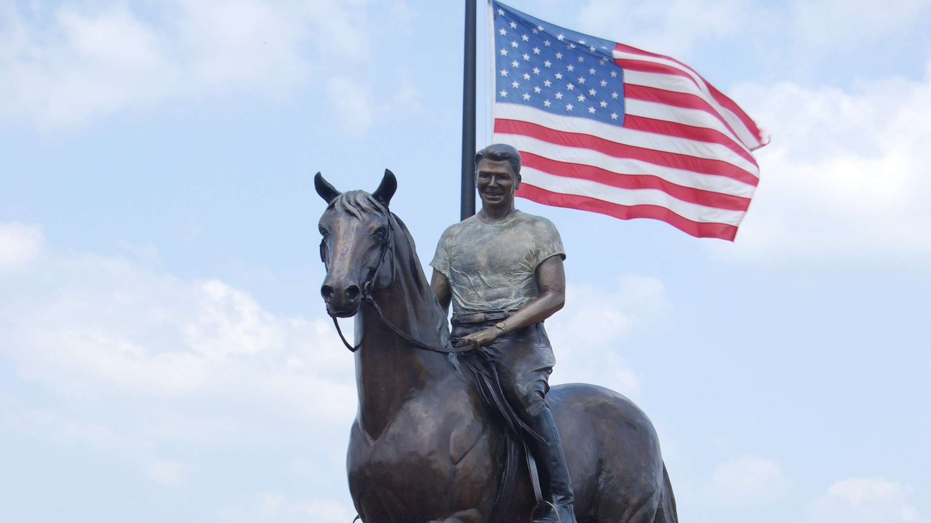 Begins the Trail Reagan Statue | Enjoy Illinois