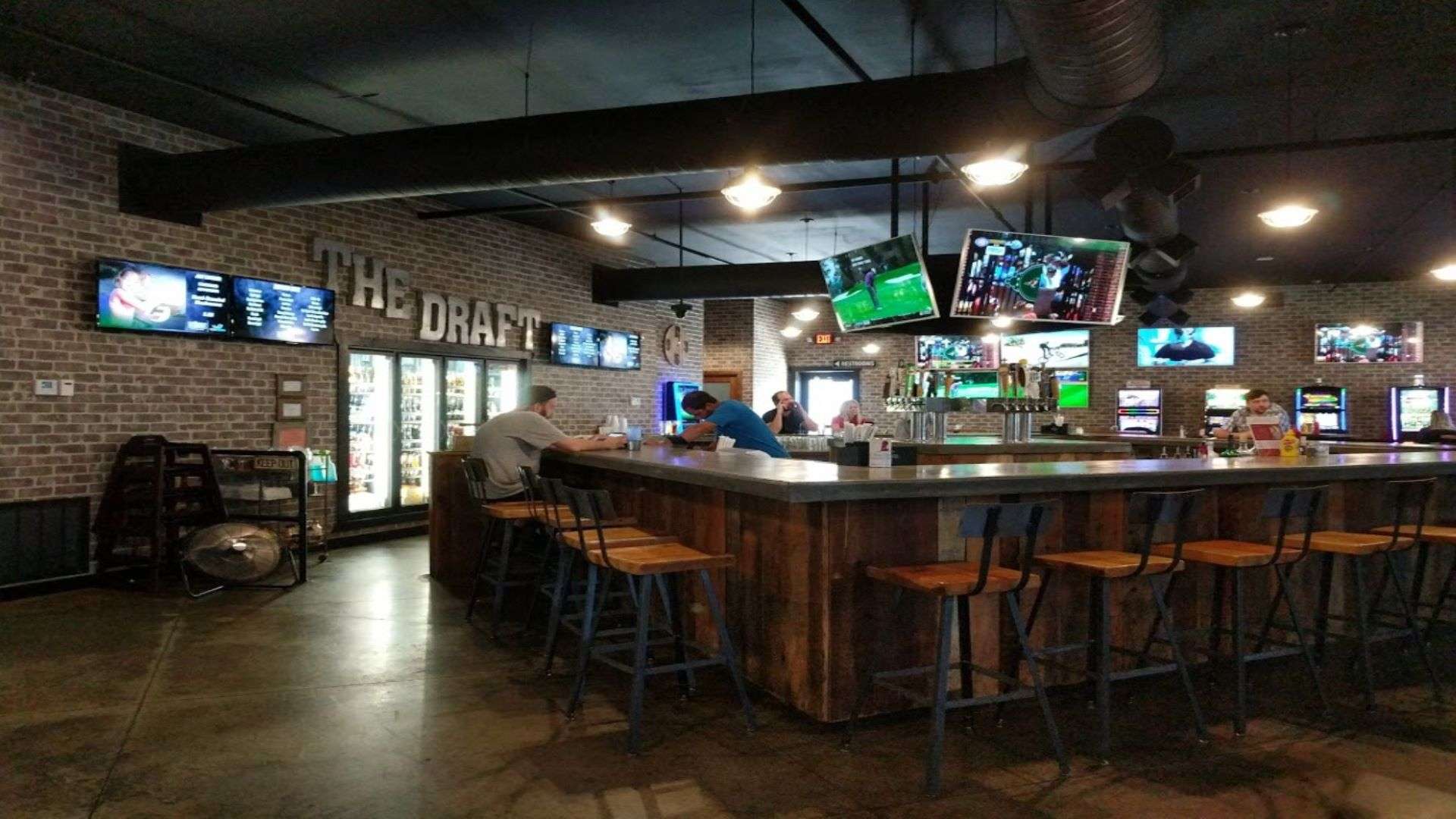 The Draft Sports Bar & Grill | Enjoy Illinois