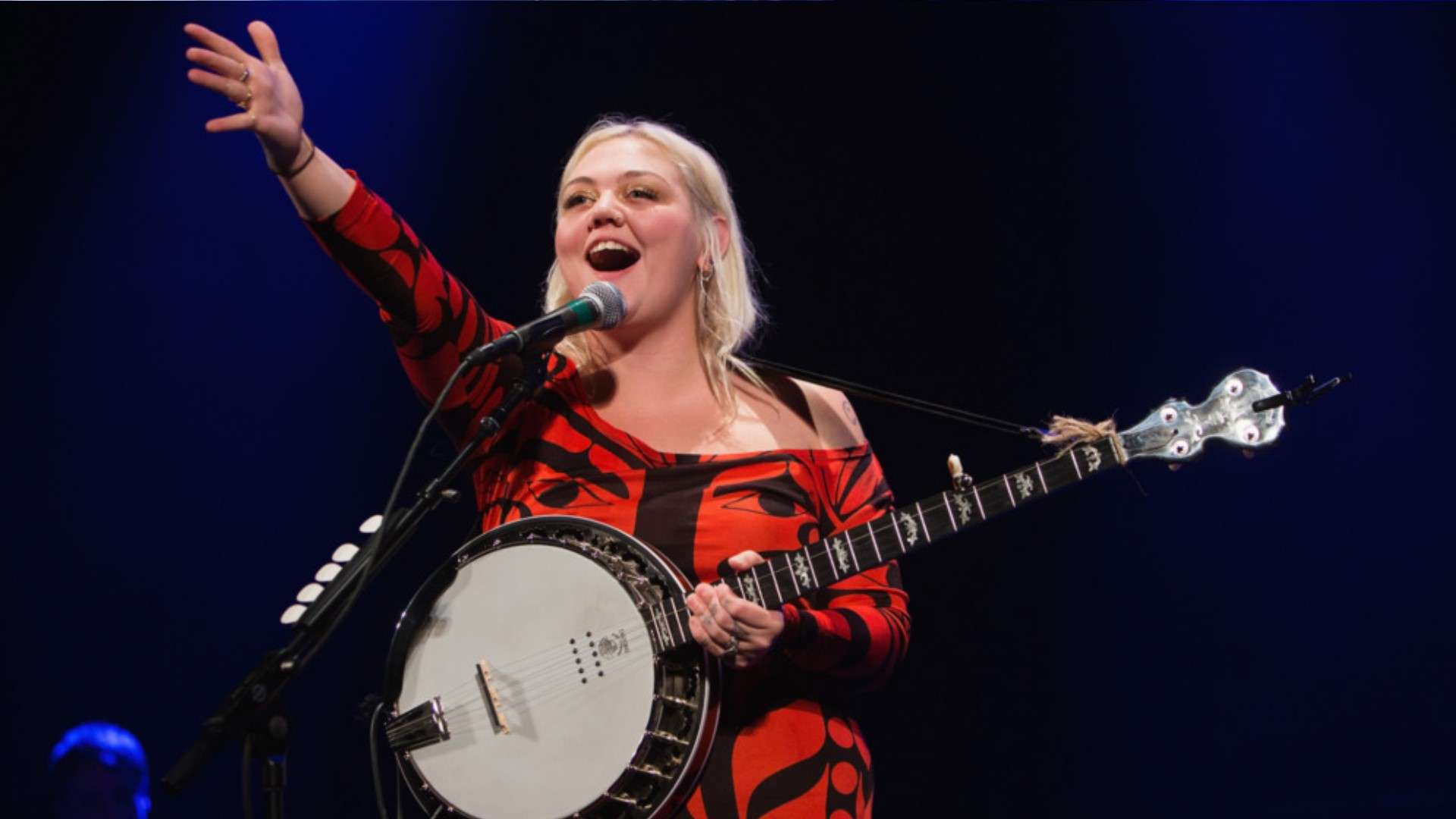 Elle King at the Devon Lakeshore Amphitheater | Enjoy Illinois