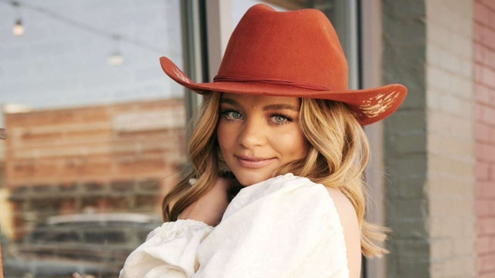 Lauren Alaina at the Devon Lakeshore Amphitheater | Enjoy Illinois